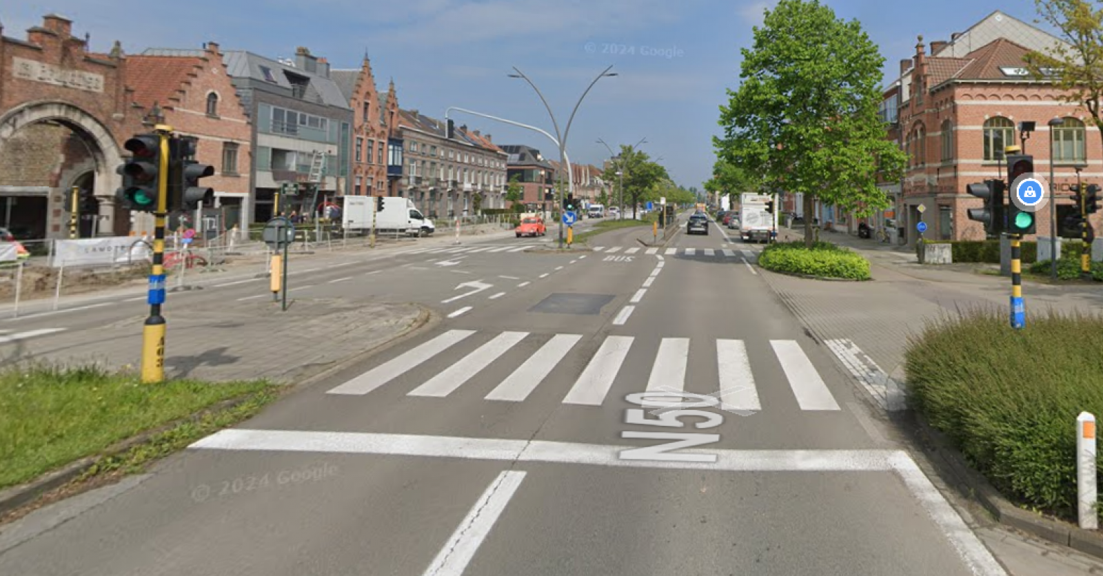 Vierkant groen op kruispunt Baron Ruzettelaan (N50) met Brugs-Kerkhofstraat - KW.be