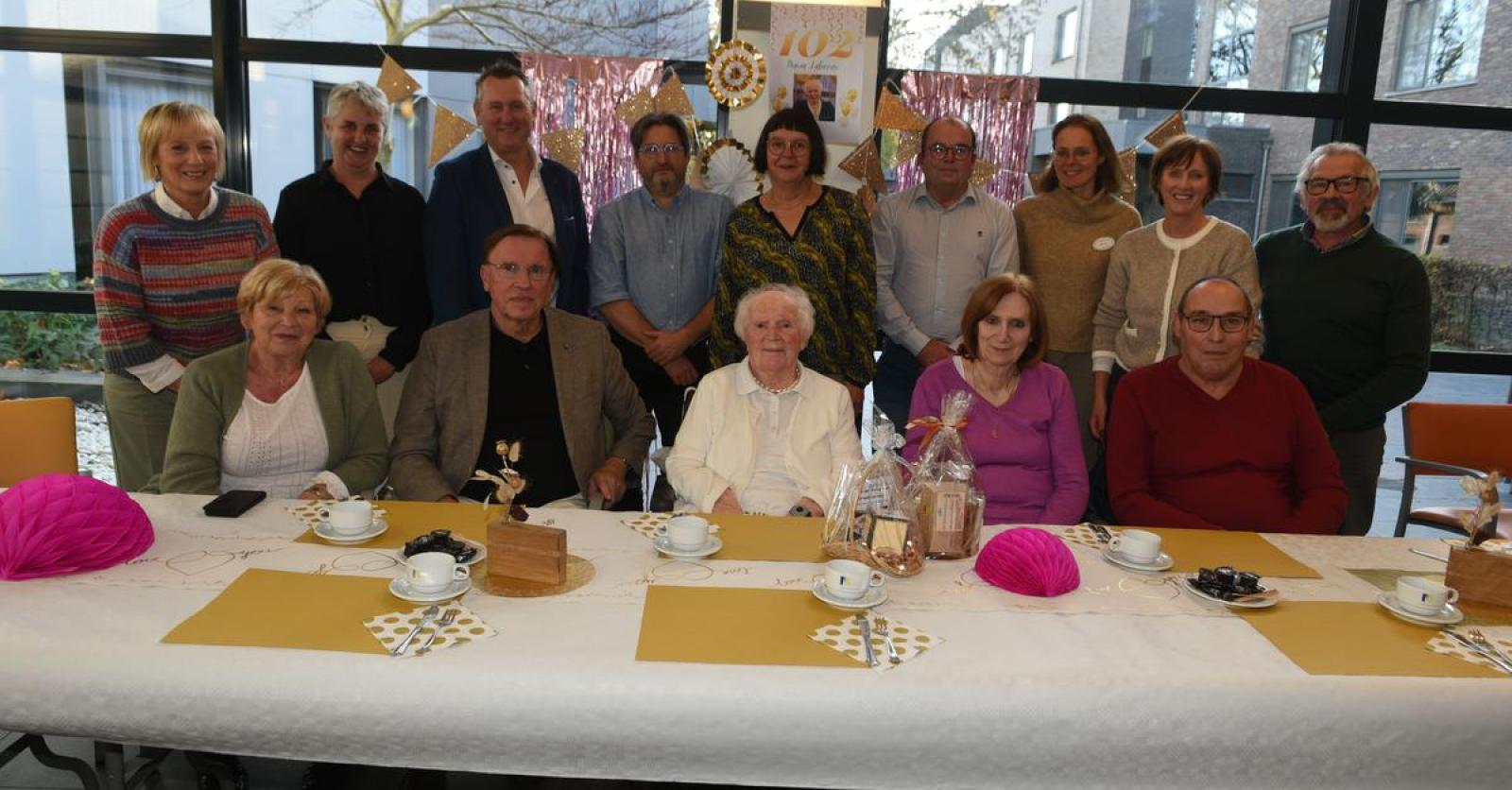 WZC Maria Rustoord zet 102-jarige Maria Labeeuw in de bloemetjes - KW.be