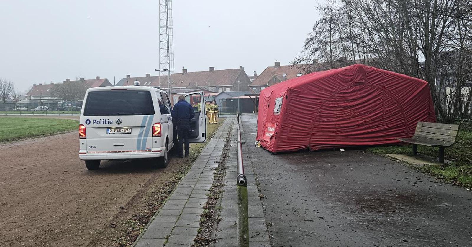 Voorbijganger vindt levenloos lichaam van man (63) vlak bij looppiste ...