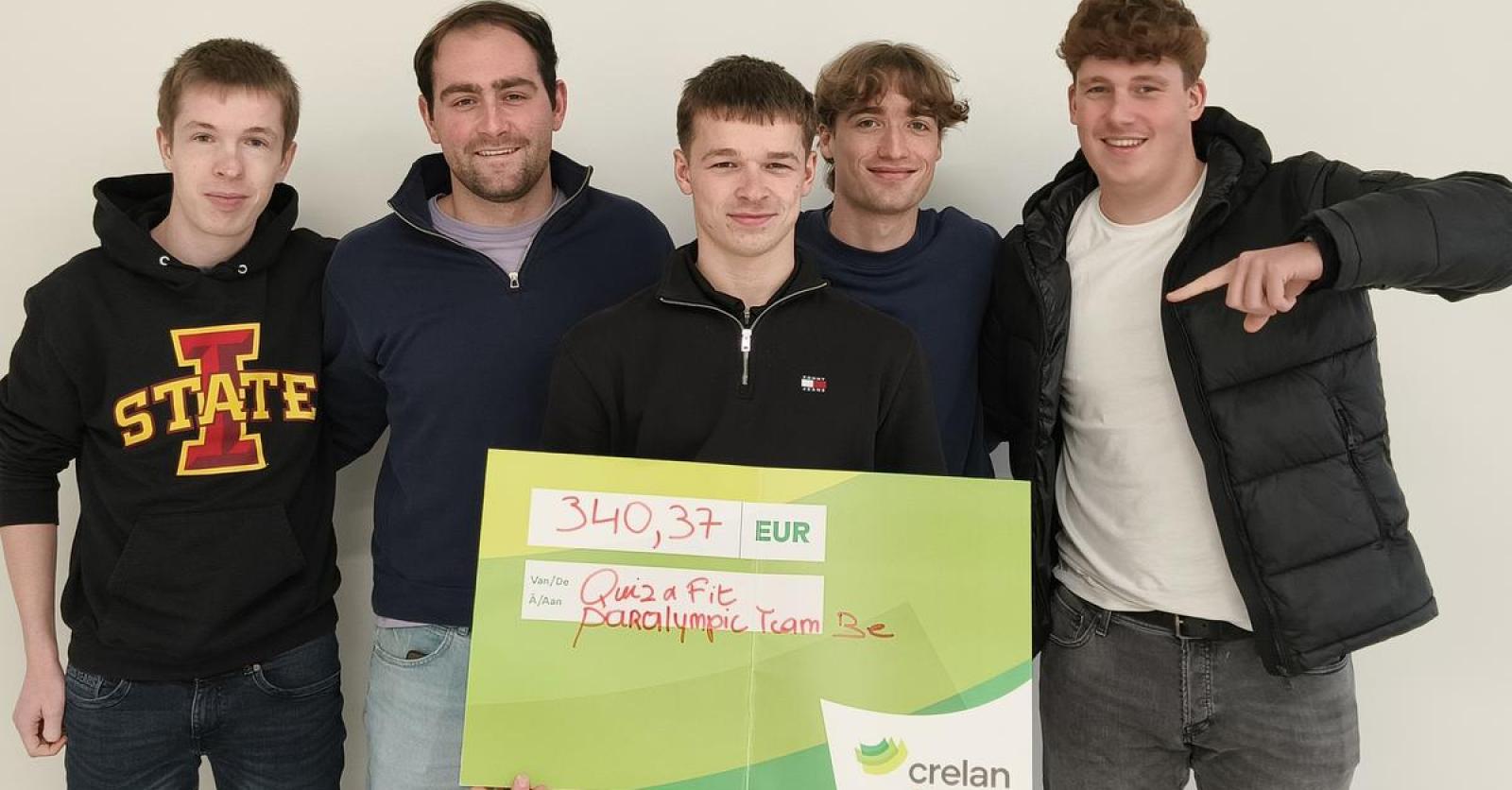 Vier studenten overhandigen cheque aan Belgische paralympiërs - KW.be