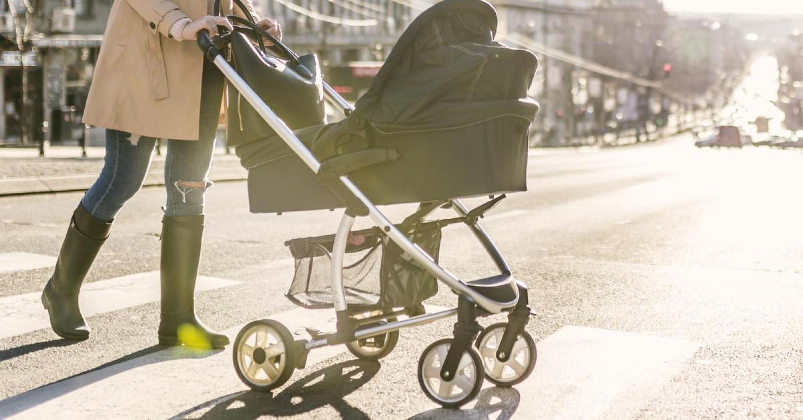 Vrouw (71) krijgt rijverbod nadat ze geen voorrang verleent aan moeder met kinderwagen - KW.be
