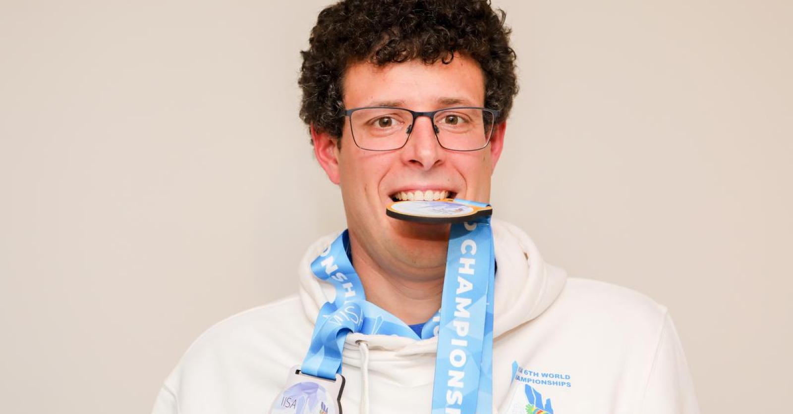 Jonas Coene (33) kroont zich tot wereldkampioen ijswaterzwemmen ...