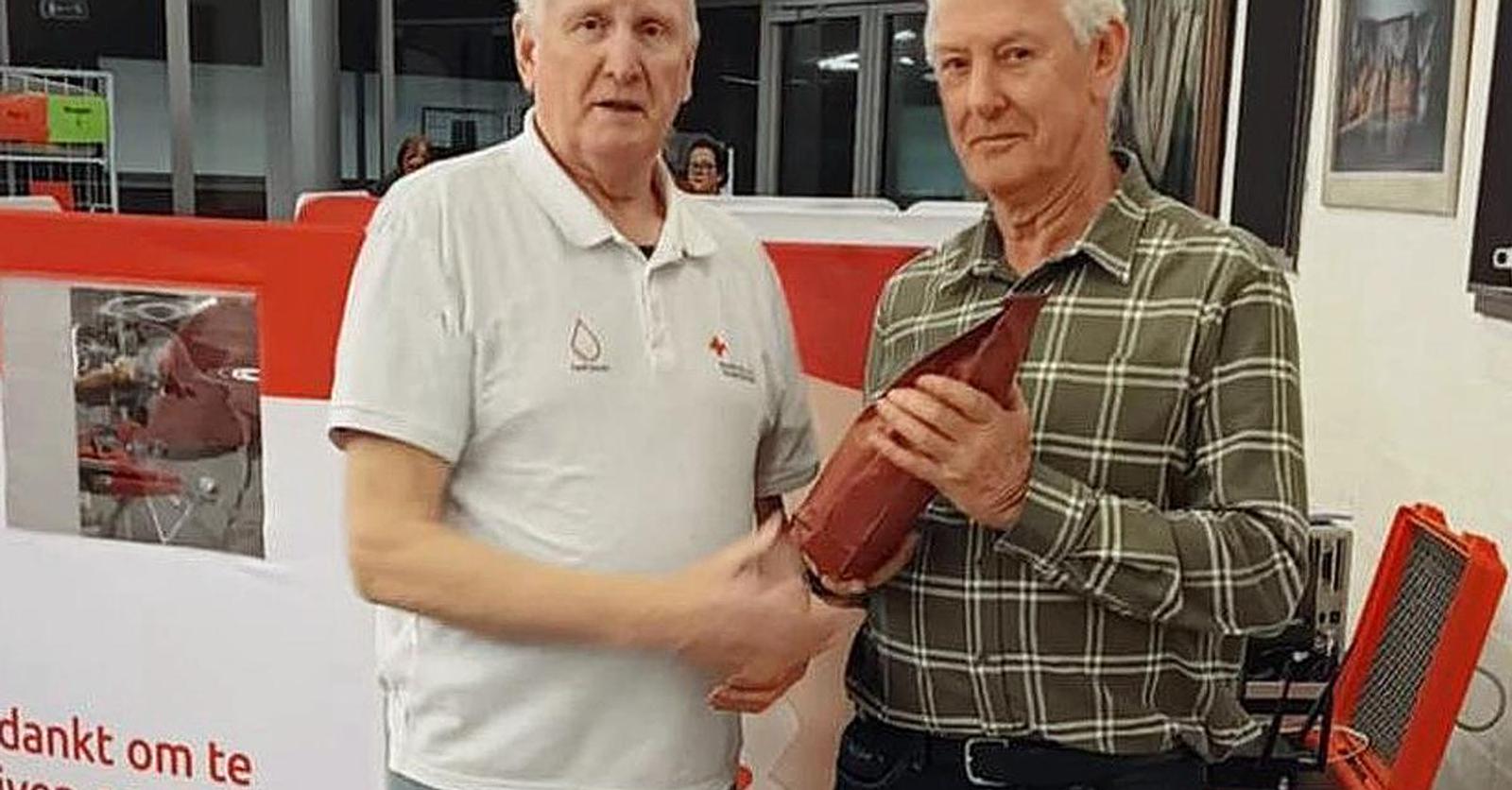 “Meer last van een muggenbeet”: Willy (72) schenkt al voor de 150ste ...