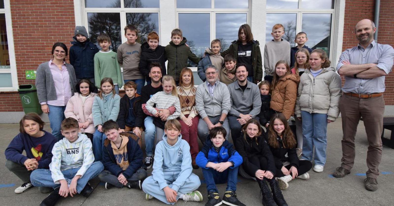 Een emotioneel afscheid: Meester Patrick Vallaey gaat na 40 jaar met ...