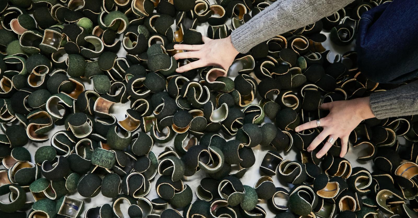 Mathilde Wittock transforme les balles de tennis en meubles