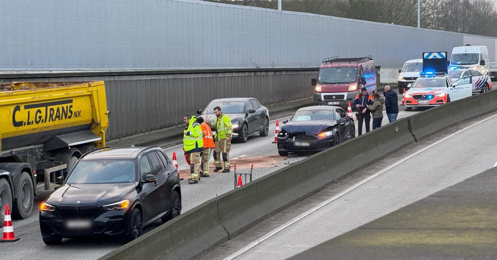 Kop-staartbotsing zorgt voor file op Expresweg in Brugge - KW.be