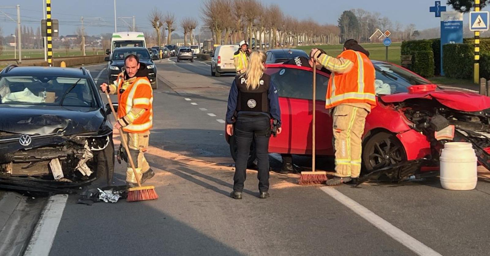 Twee gewonden na zware botsing op kruising in Handzame - KW.be