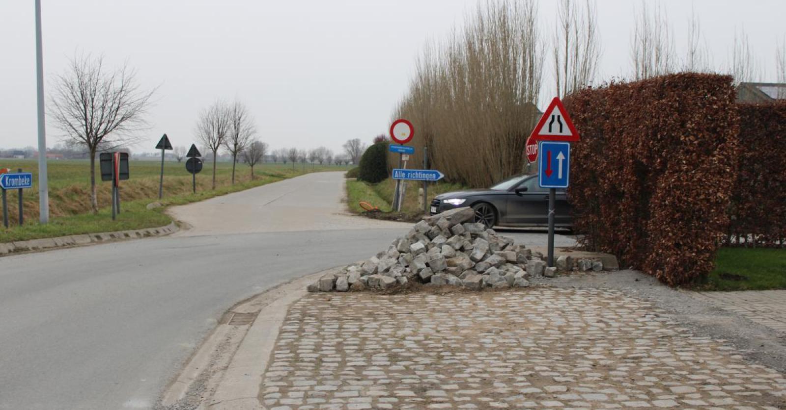 Onveilig kruispunt in Stavele wordt heraangelegd: “Het stopbord staat daar niet voor niets” - KW.be