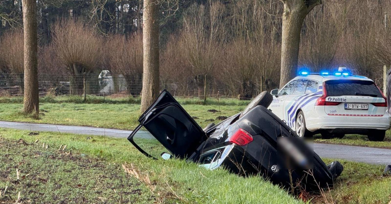 Bestuurder verliest controle over het stuur en belandt in de gracht - KW.be