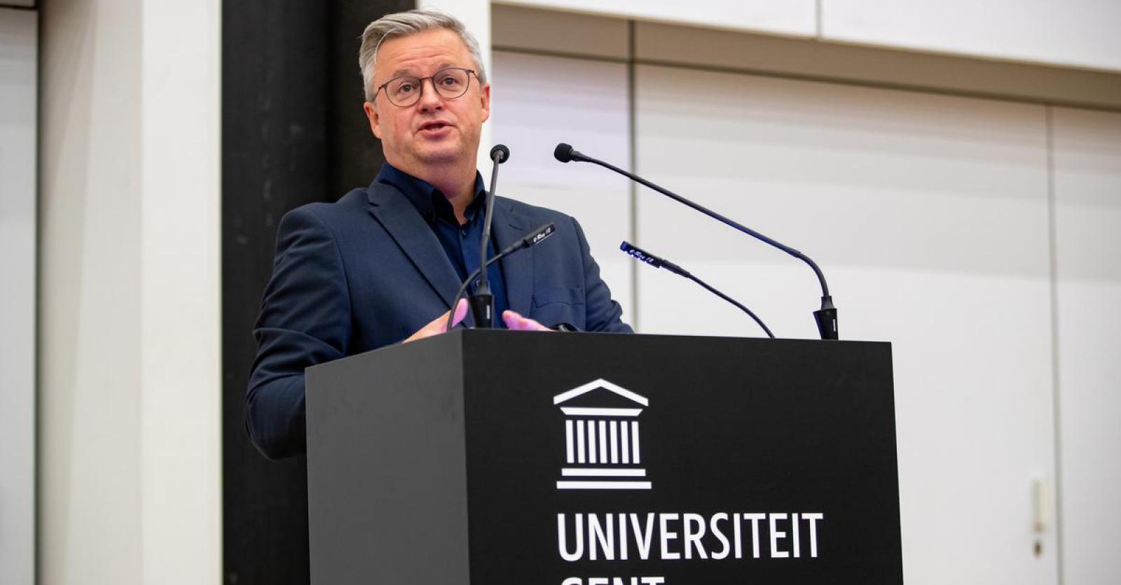 Professor Carl Devos (in het oog van de storm) komt vanavond in Izegem ...