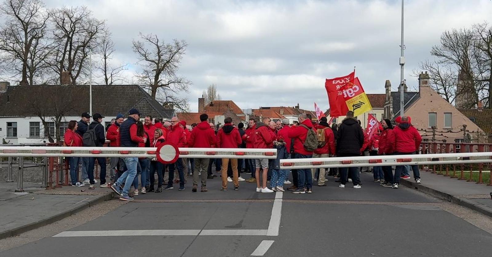 KIJK - Vakbond ACOD bezet Katelijnebrug in Brugge - KW.be