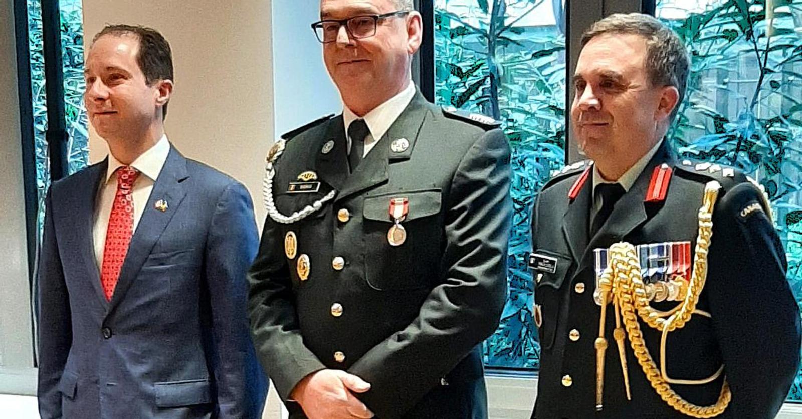 Frank ontvangt militair ereteken voor bergen van gesneuvelden - KW.be