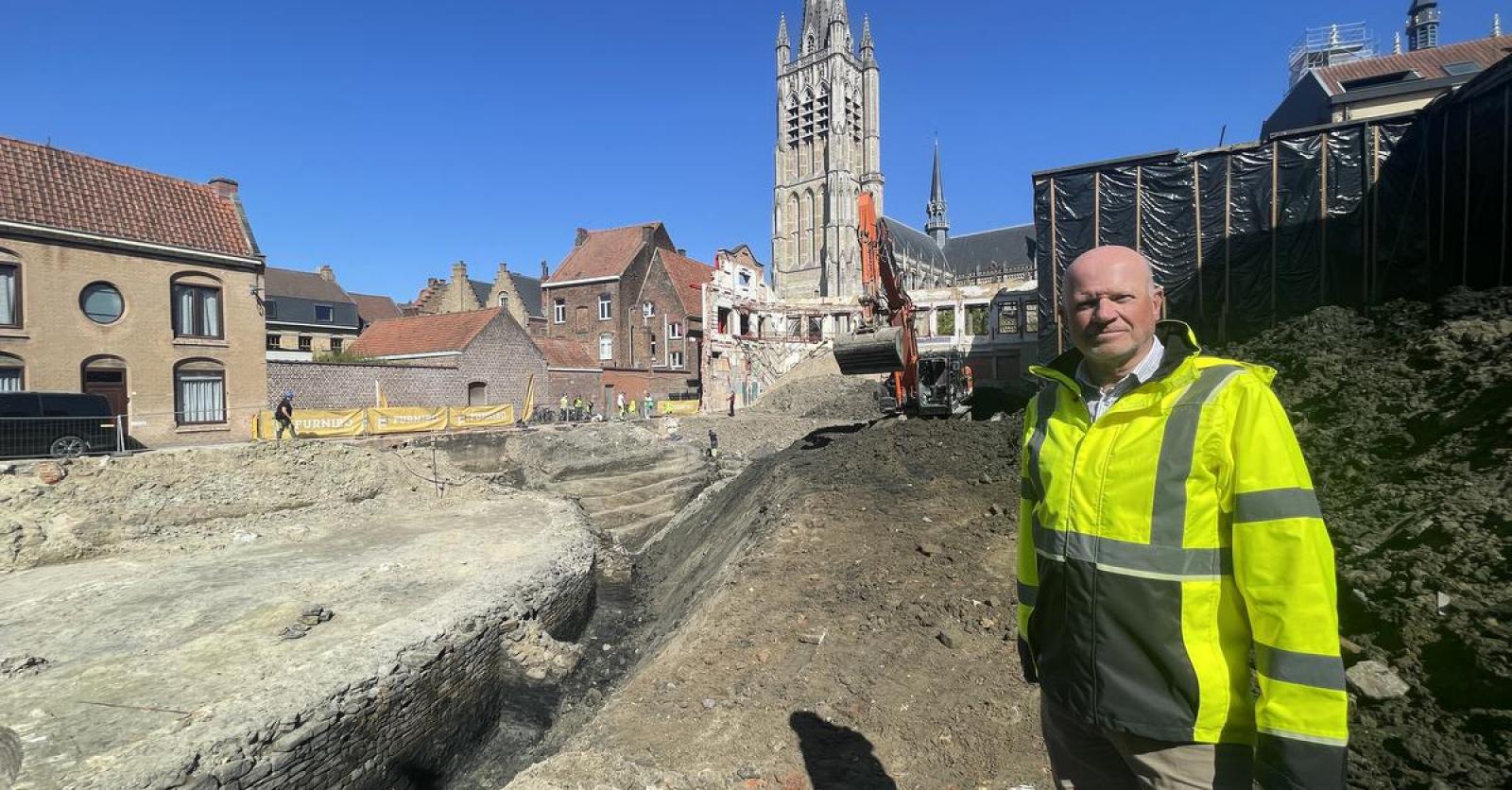 Jean-Marie (72) is plots eigenaar van een grafelijke burcht uit de ...
