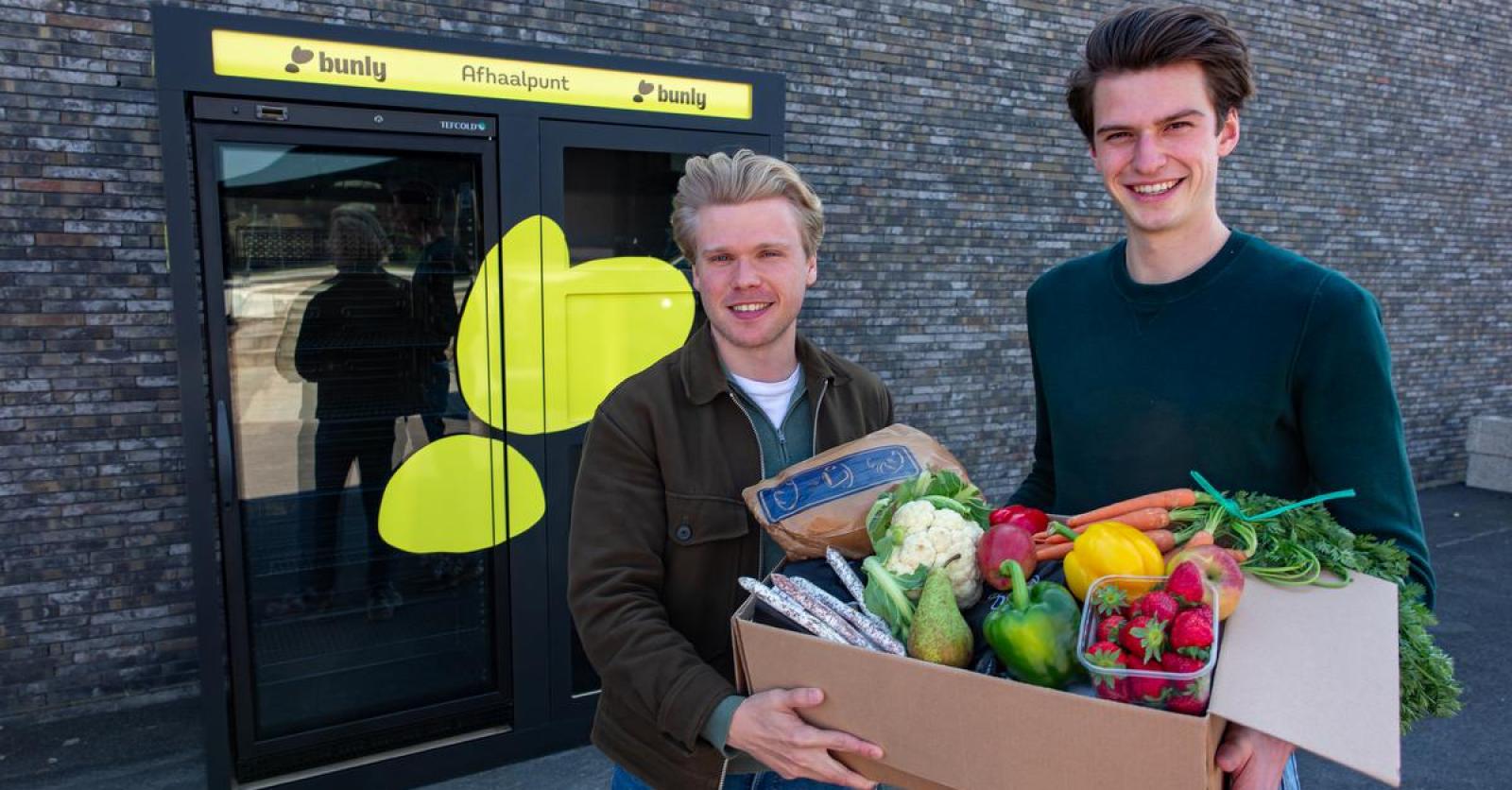Jasper en Gil (24) leveren je boodschappen op je werk: jonge ...