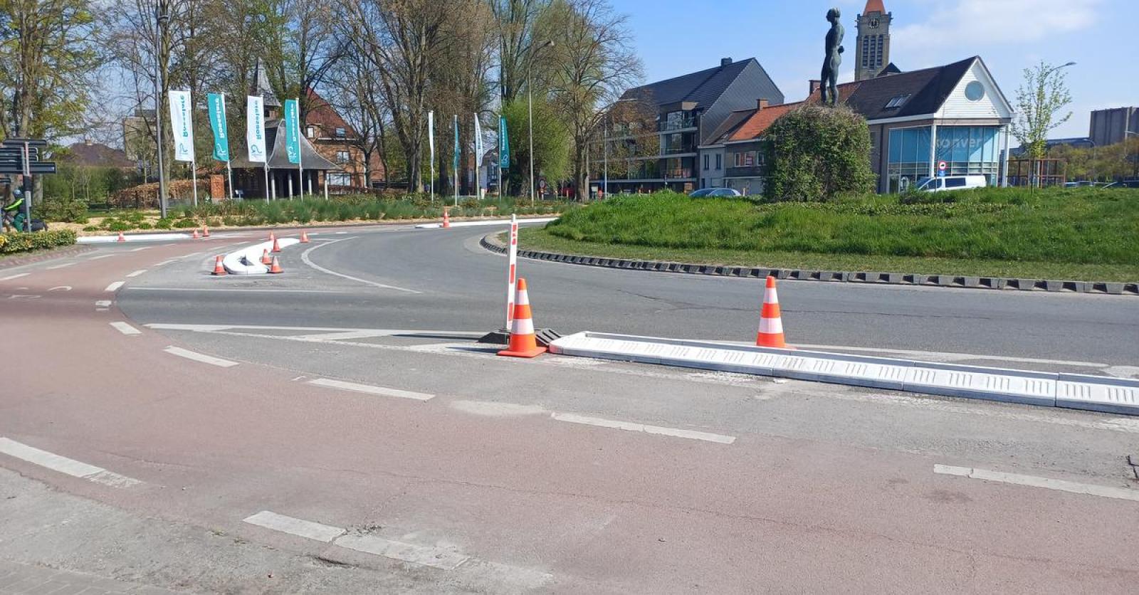 Verkeerseilandjes aangelegd op gevaarlijkste kruispunt van West-Vlaanderen - KW.be