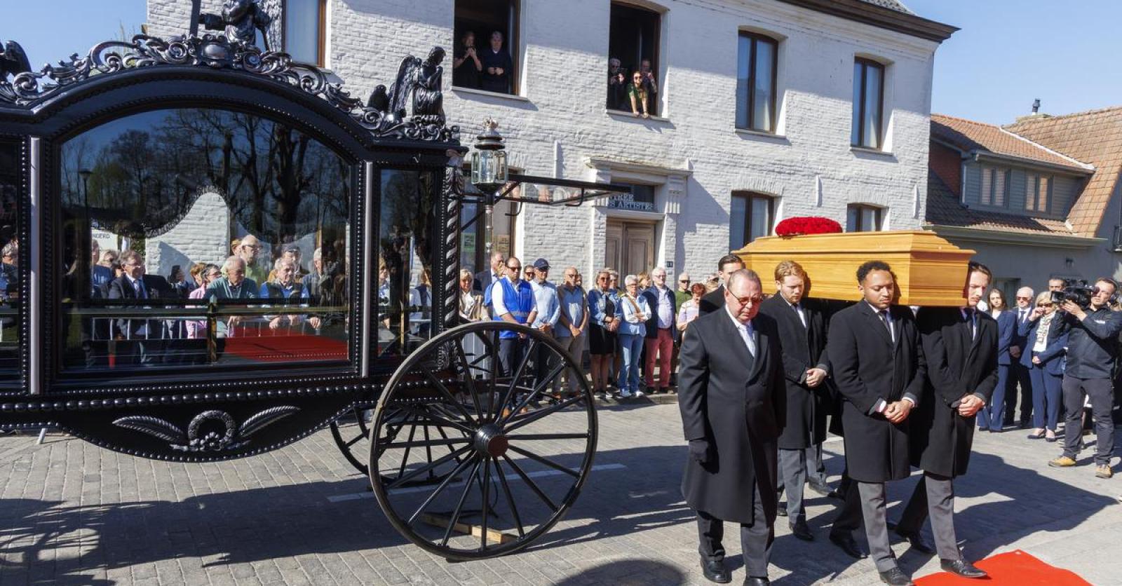 Familie en naaste vrienden nemen afscheid van Willy Naessens (86): “Wij ...