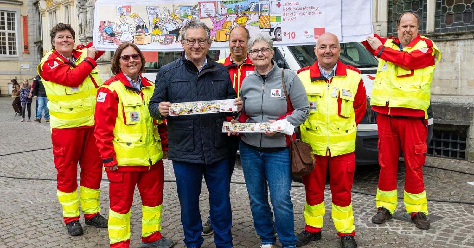 Rode Kruis Brugge verkoopt eerste sticker aan burgemeester De fauw - KW.be