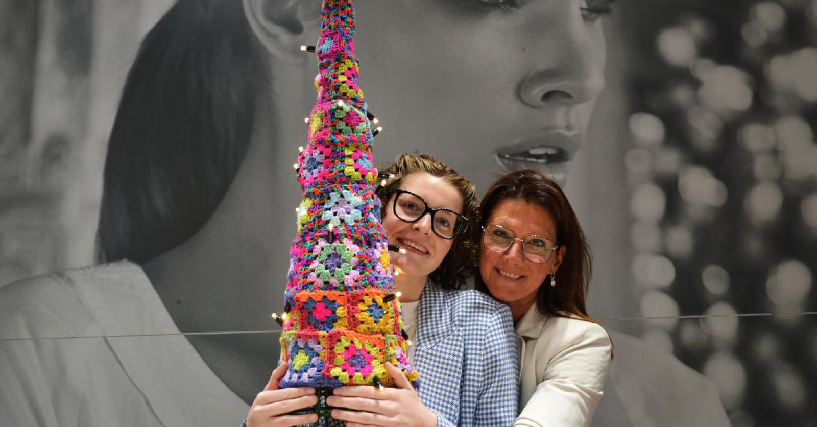 Blankenberge krijgt grote boom vol haakwerkjes ter ere van zieke Julie ...