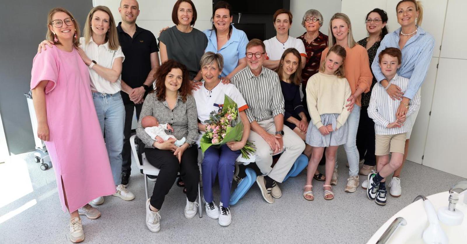 Vroedvrouw Christine neemt na 42 jaar afscheid van Torhoutse ...