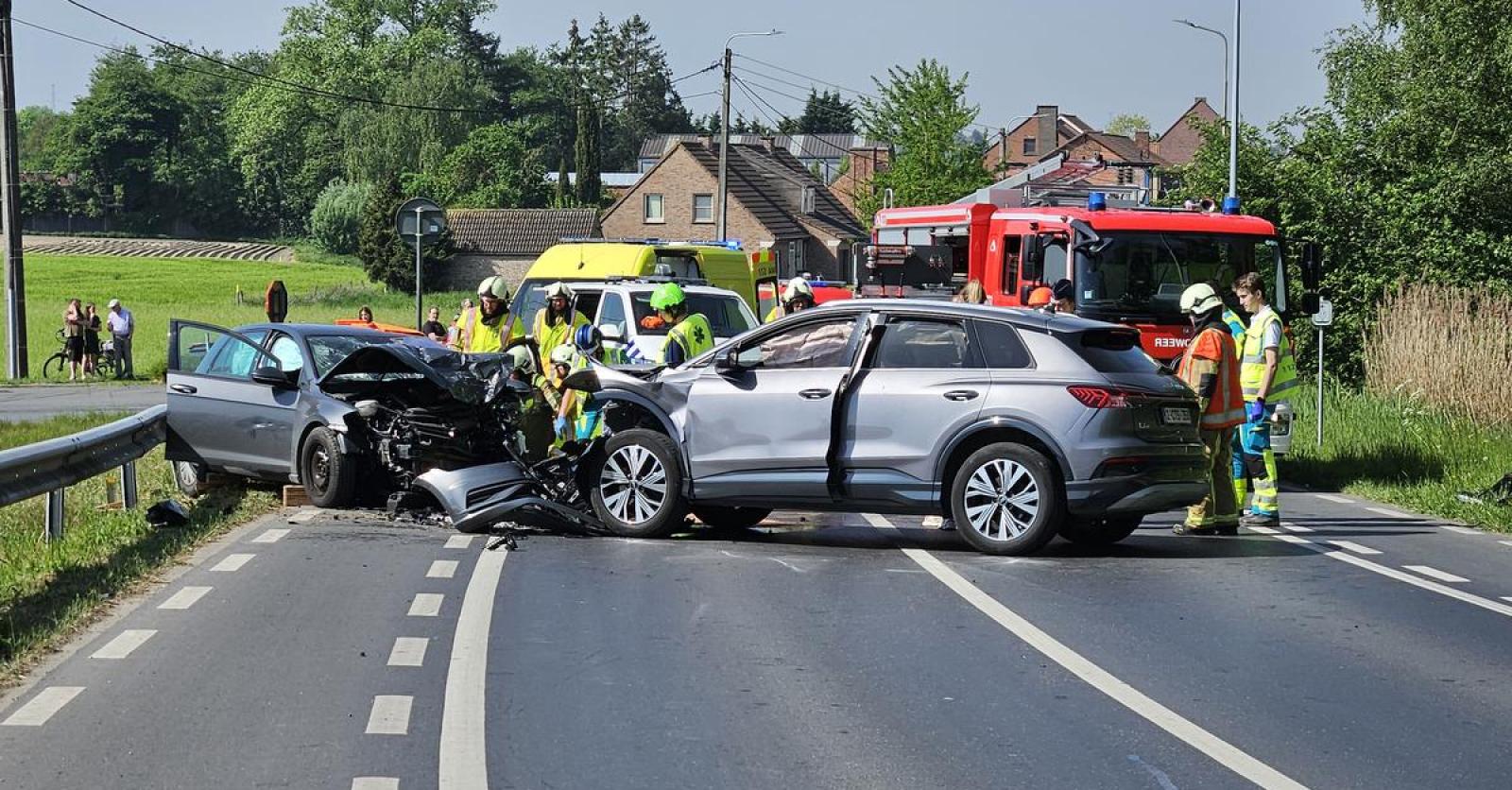 Twee gewonden na frontale botsing tussen twee wagens in Ingelmunster - KW.be