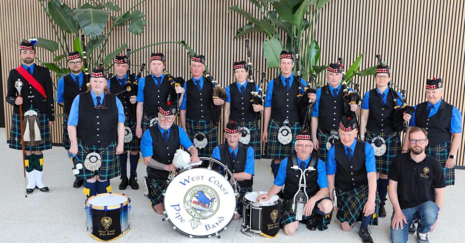 West Coast Pipe Band viert 20-jarig bestaan: “We brengen ook vrolijke ...