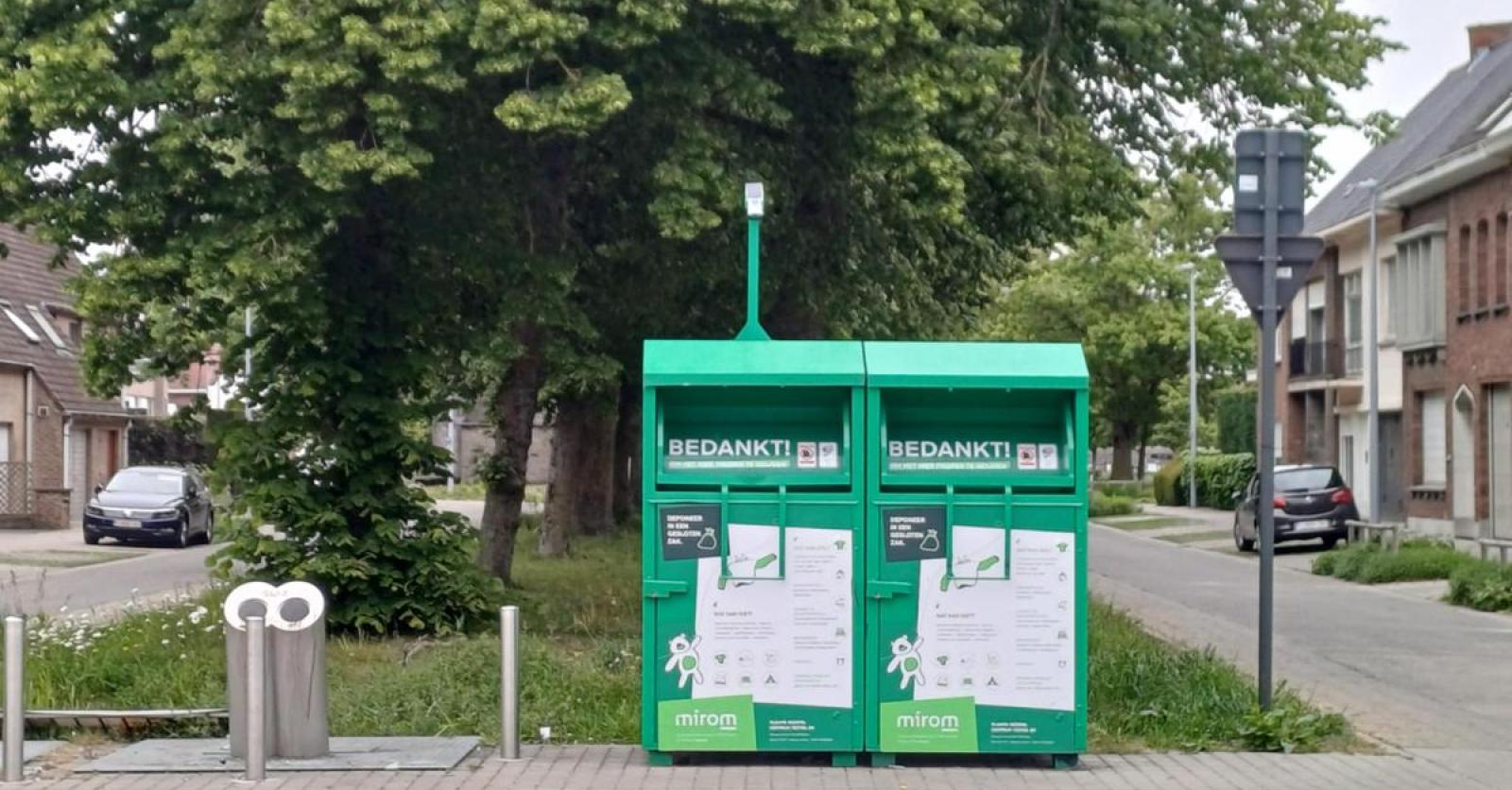 Man (51) zit met hoofd vast in textielcontainer, brandweer komt hem ...