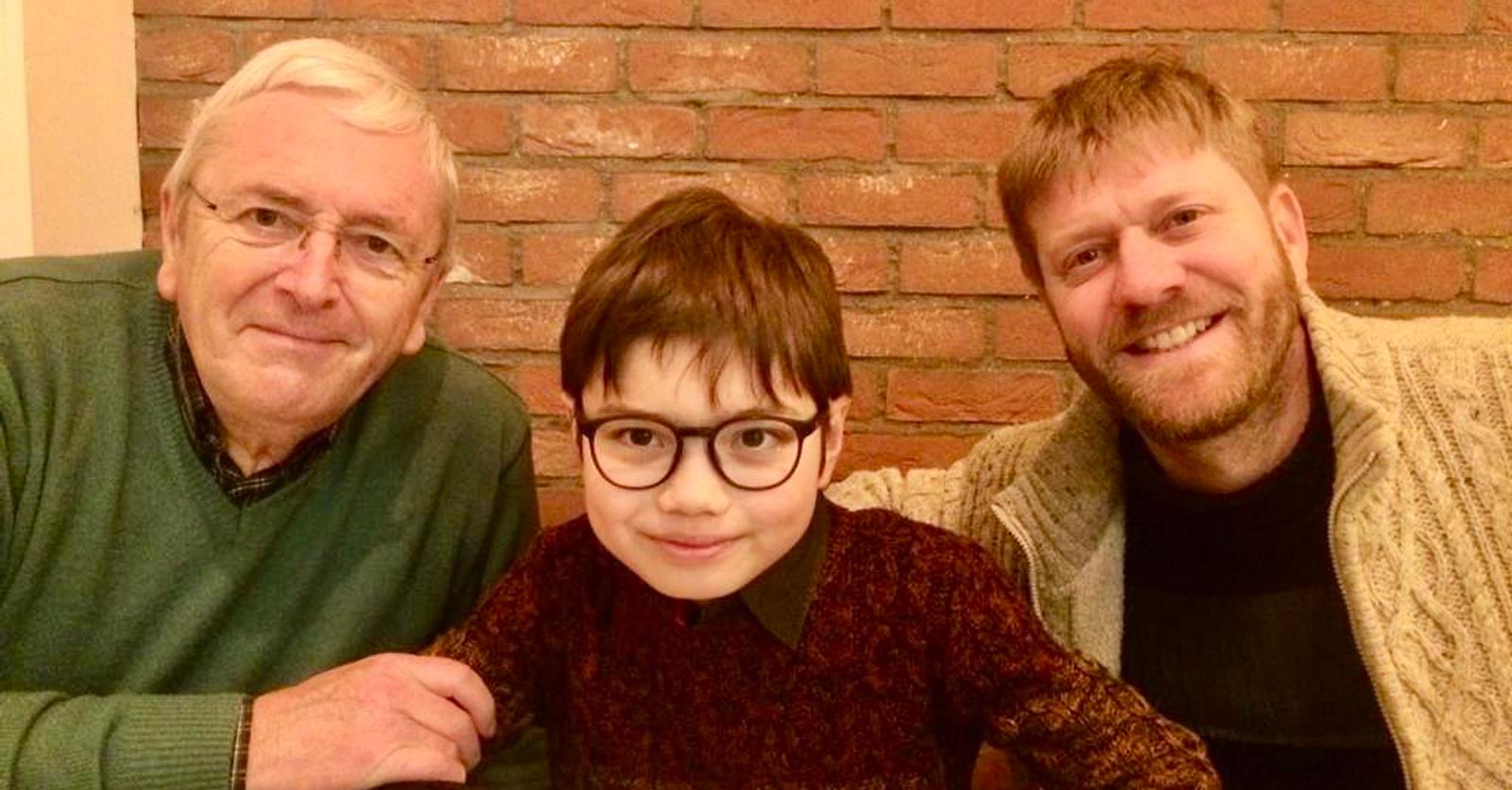 Professor Luc François (73) schrijft samen met kleinzoon (11 ...