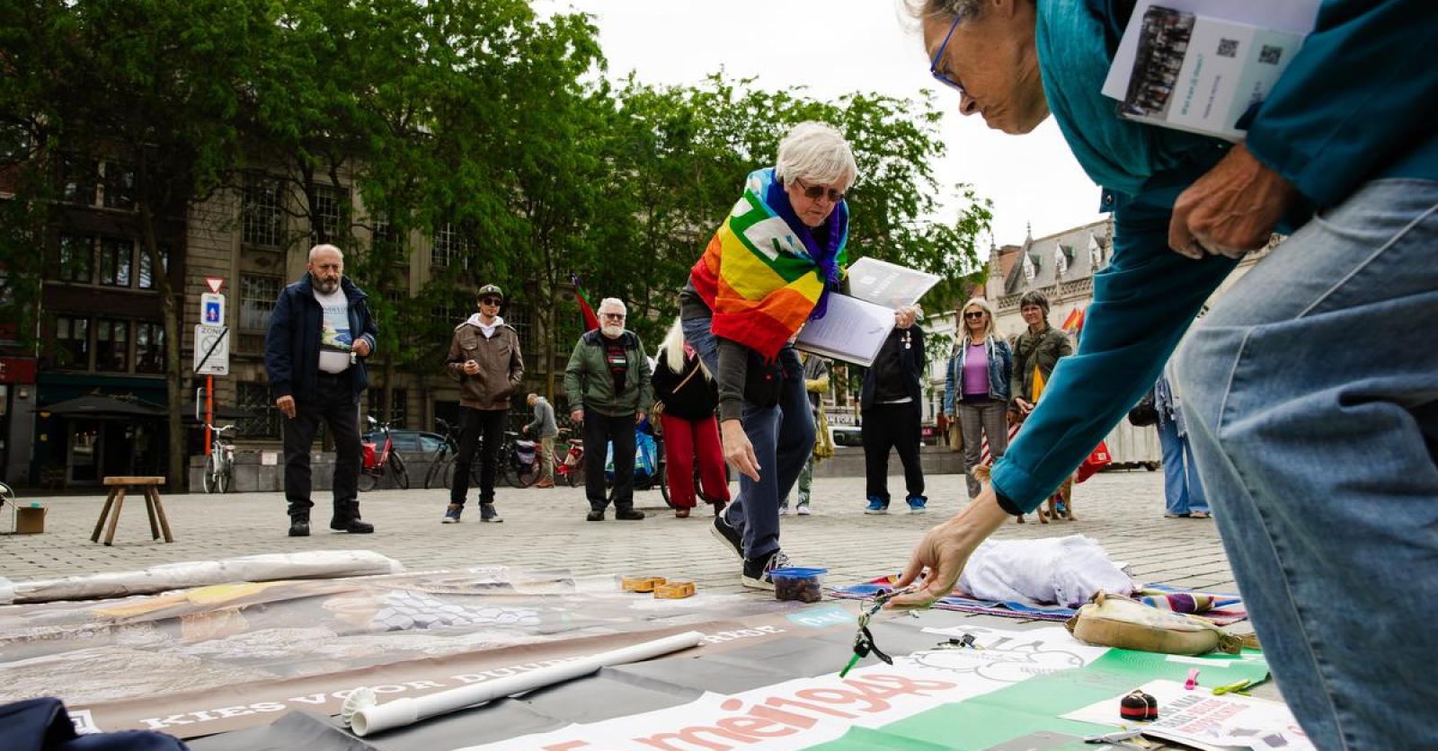 Symbolische rode streep in Kortrijk: stiltekring Nabka legt sleutels ...