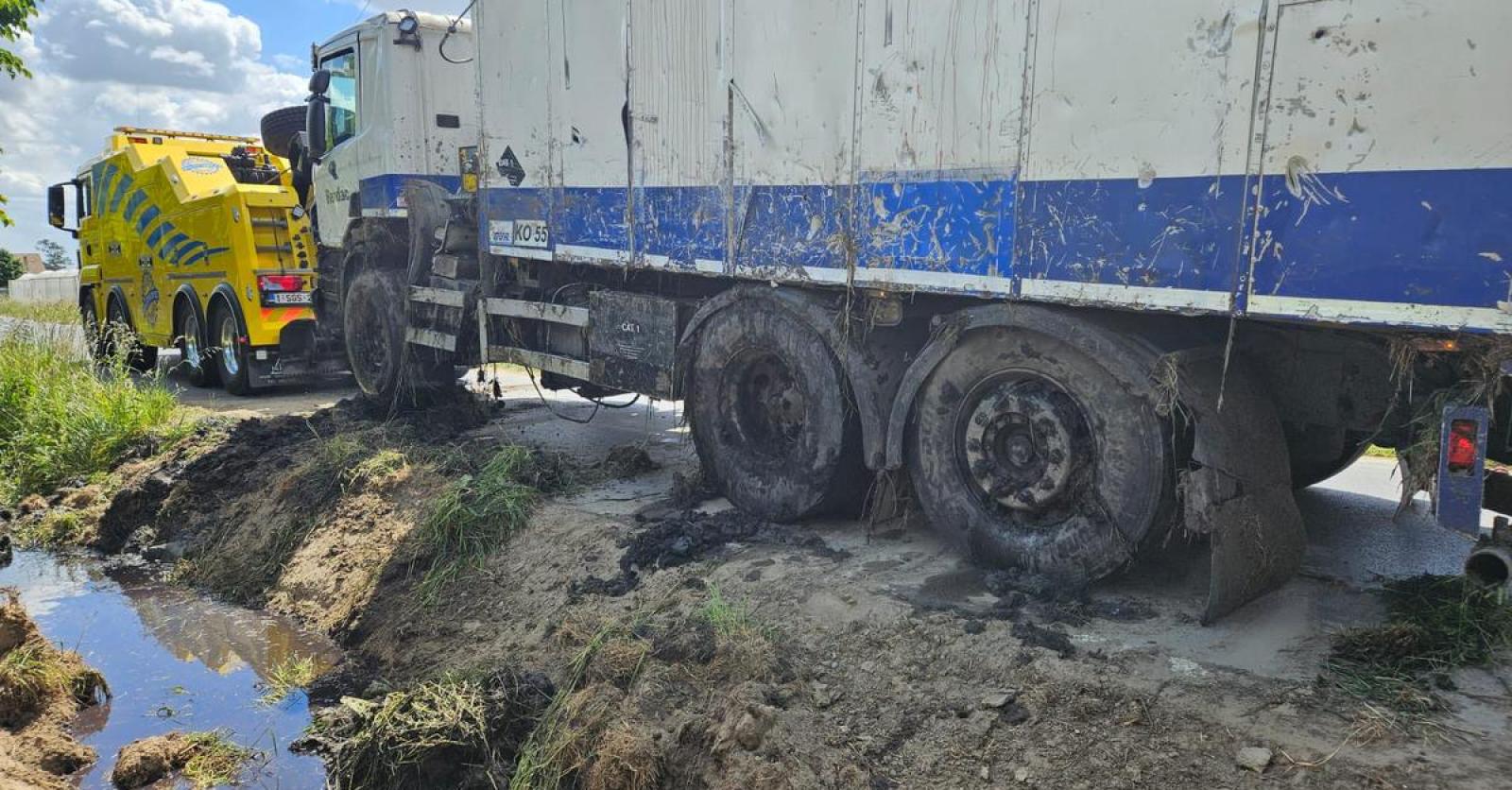 Weg vijf uren afgesloten nadat vrachtwagen van Rendac in gracht kantelt ...