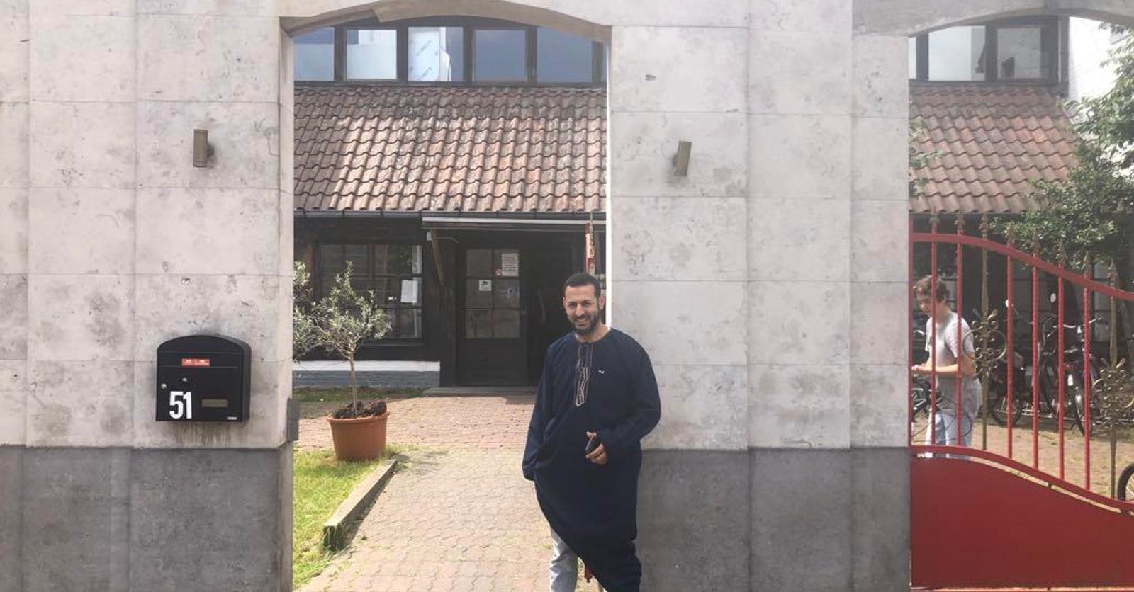 Vrijdaggebed in Salons Tabaksbloem in Wervik lokt veel volk, ondanks ...