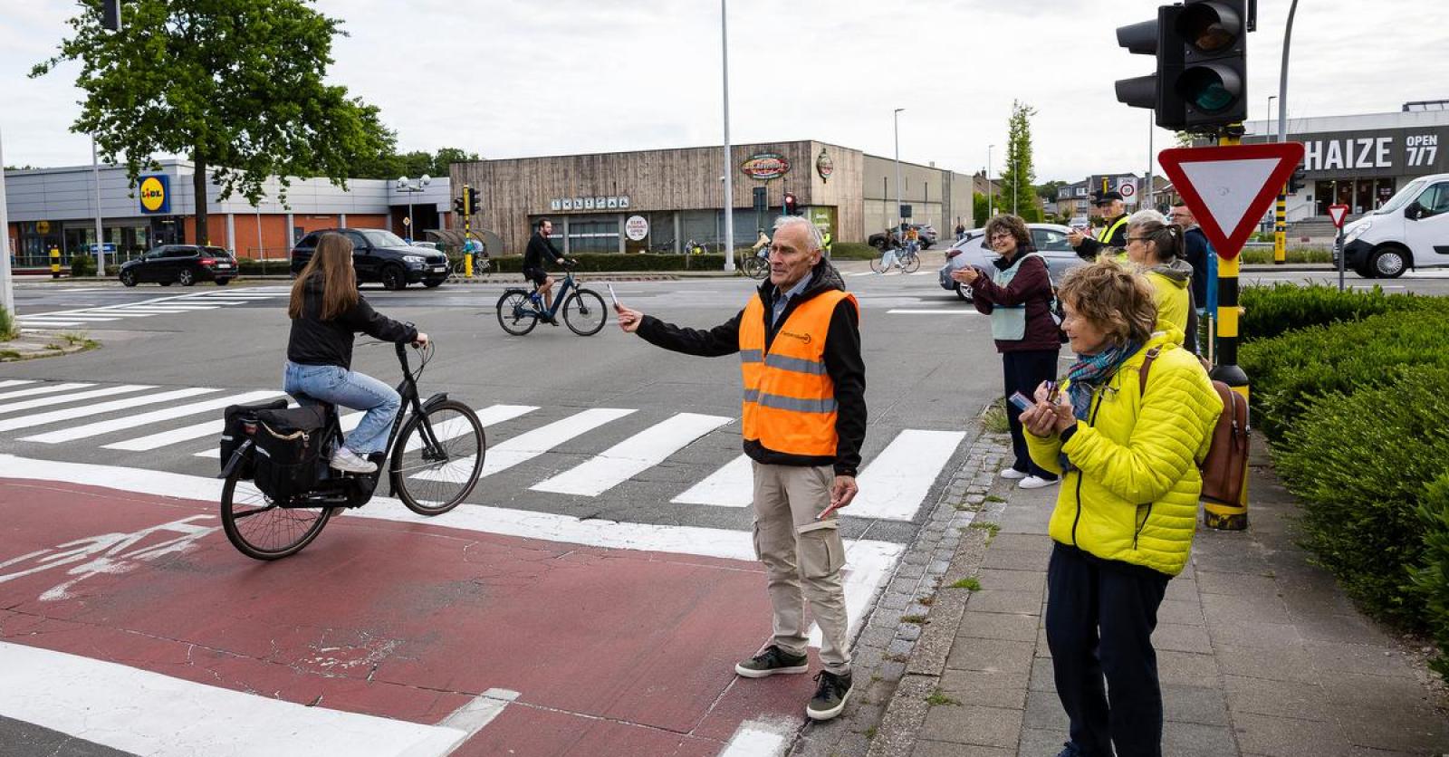 Applaus voor fietsers langs de Maalsesteenweg in Brugge tijdens Wereldfietsdag: “Voer vierkant ...