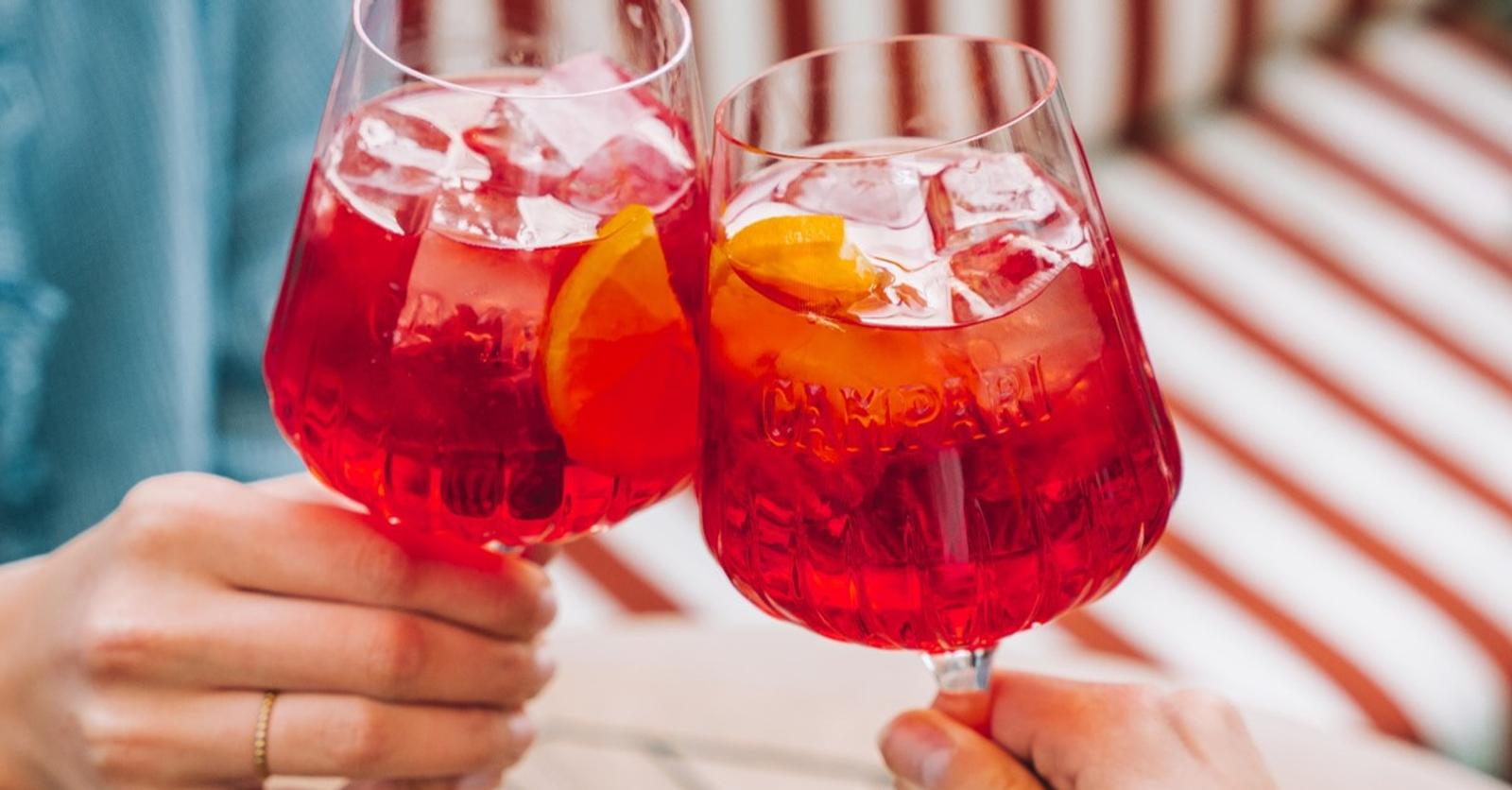 Rouge flamboyant : le Campari Spritz est la star de l’été