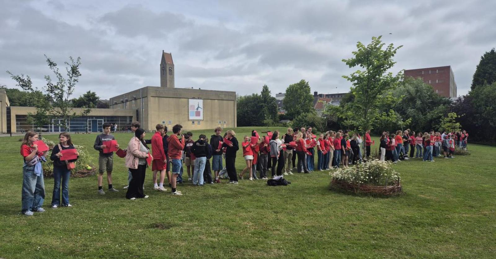 Leerlingen van campus De Reynaert in Tielt maken rode mensenketting ...