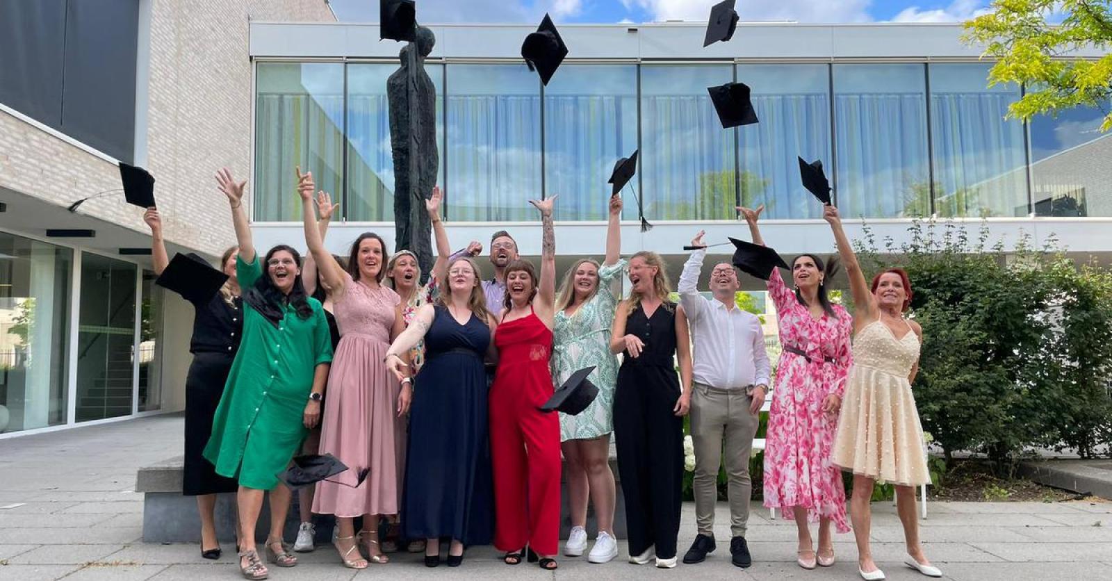 14 zorgkundigen ontvangen diploma dankzij interne opleiding Zorg Menen ...