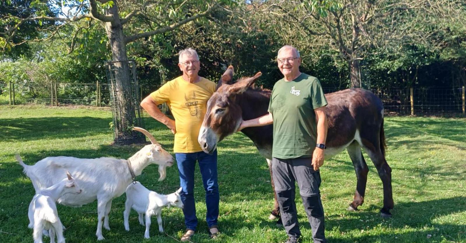 Broers Piet (66) en Paul (74) wandelden samen met ezel Berry 1.550 ...