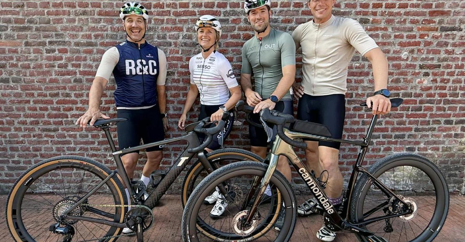 Vier gravelbikers fietsen 1.500 km op Belgische landsgrenzen: “In acht ...