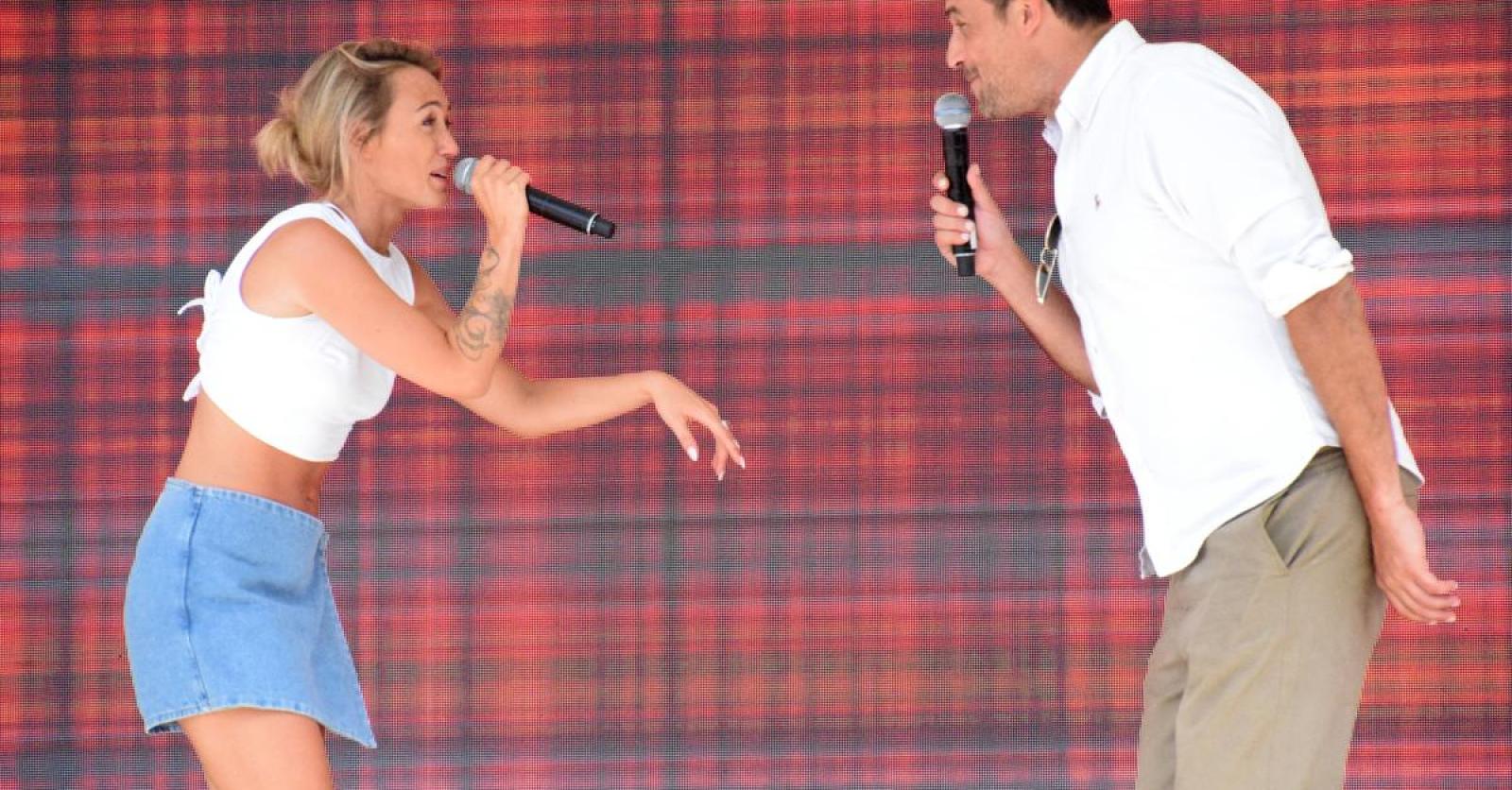 Uniek moment: Dylan Vanholme, zoon van Wendy Van Wanten, zingt samen ...