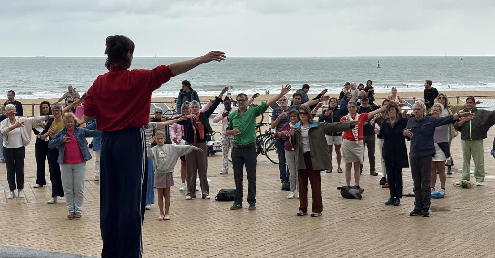 Jotka Bauwens verrast opnieuw met emotionele dans op Zeedijk tijdens ...