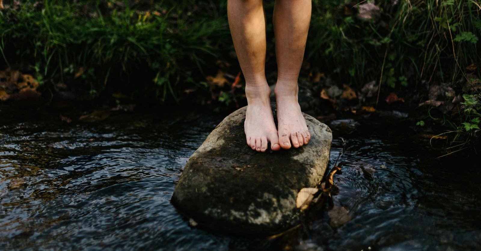 Belgique: 5 sentiers pieds nus qui vont ravir petits et grands