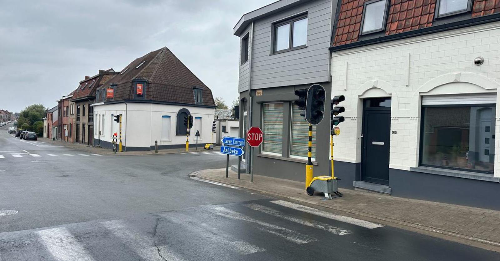Druk kruispunt in Lauwe krijgt tijdelijke verkeerslichten: “We moeten dringend hele ...