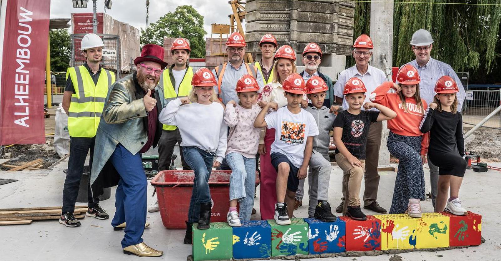 Kinderen metselen eerste steen voor nieuwbouw van De Hagewinde: “En nog ...