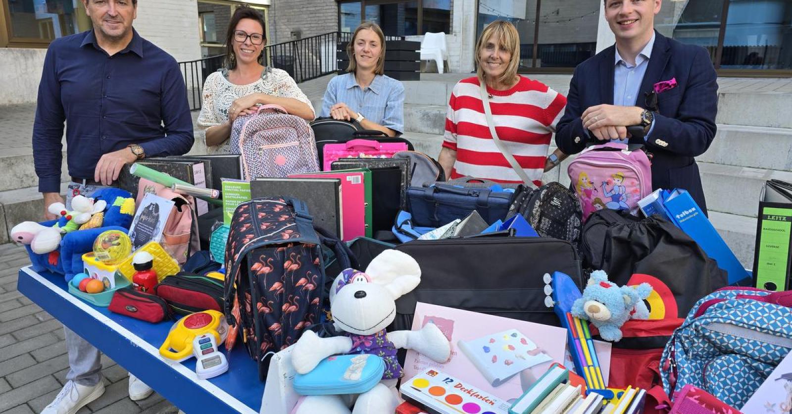 Gemeenteraadslid Karel Labens uit Oostende zamelt boekentassen en ander ...