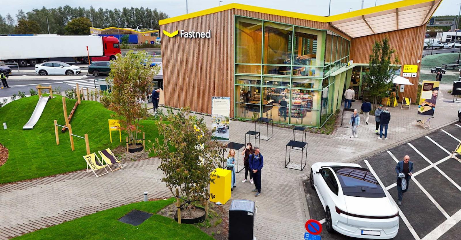 Fastned opent laadstations met faciliteiten