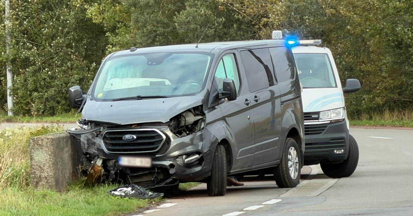 Bestelwagen wijkt om onbekende reden van de weg af in Ruddervoorde ...