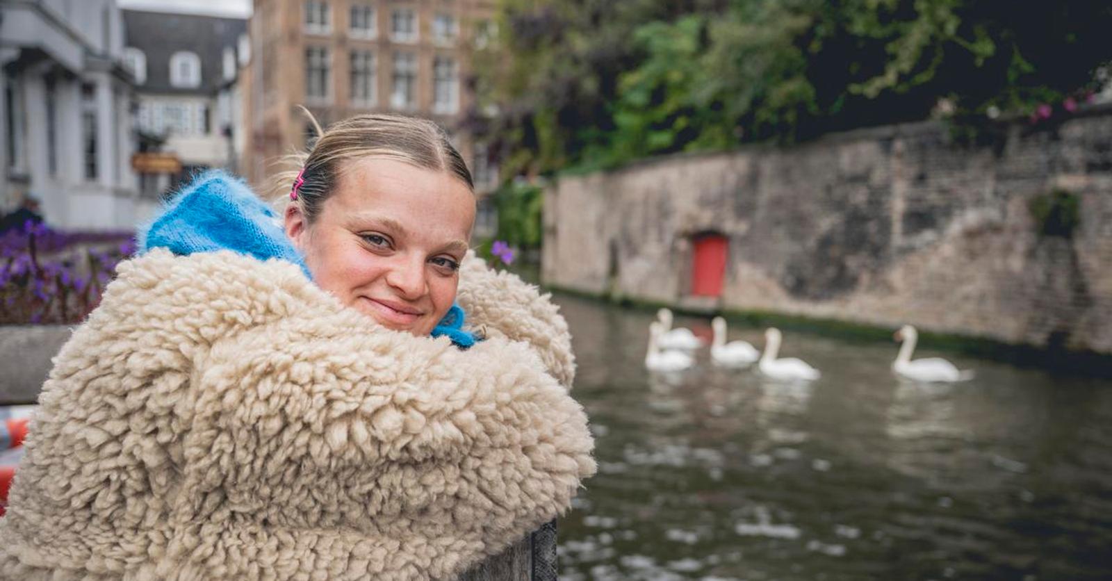 Actrice Lucie Plasschaert (27) verovert ons scherm met ‘Kassa Kassa’ en ...