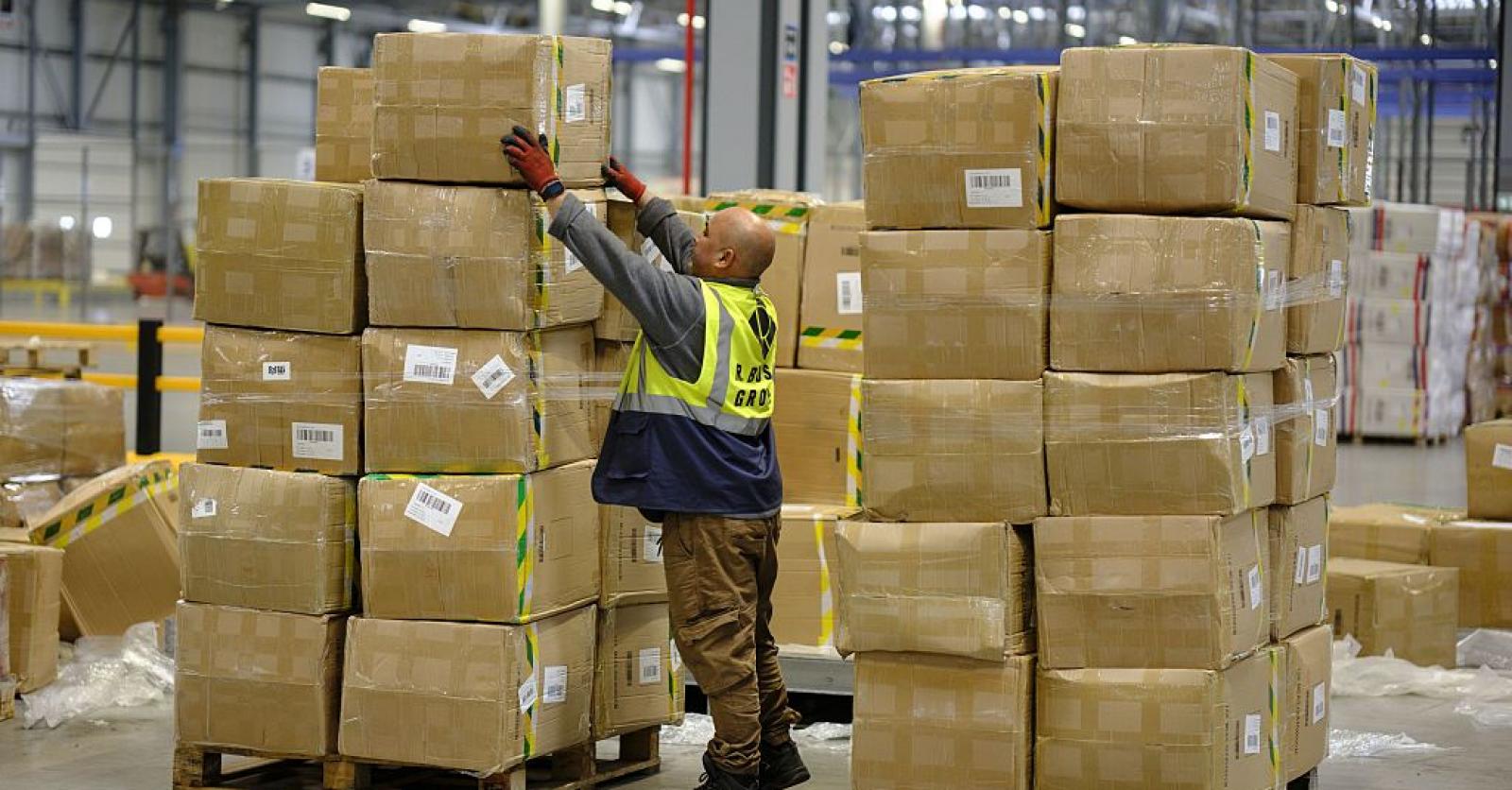 Pourquoi la taxe sur les colis rate sa cible : "Il faut s'attaquer à ...