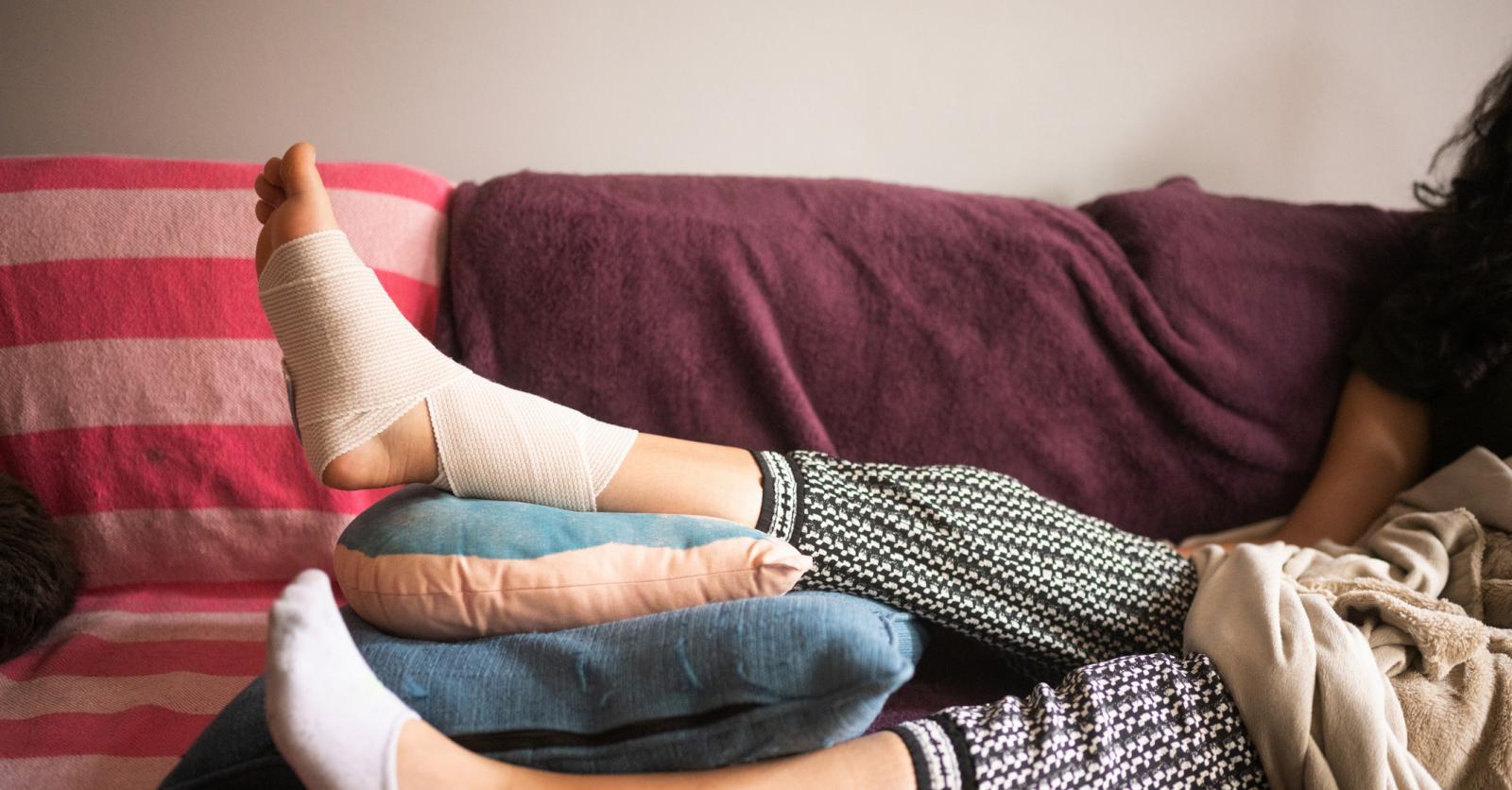 Verzwikte enkel of dikke knie? Leg er vooral geen ijs op! - Plus Magazine