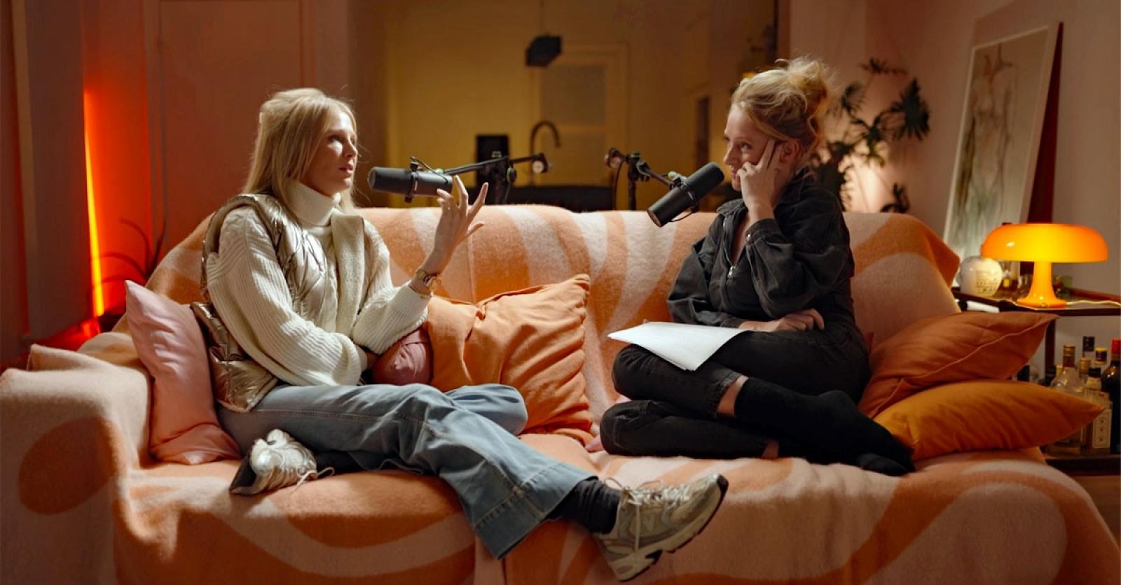 De Zussen Coorevits geven hun moeder een pikant cadeautje