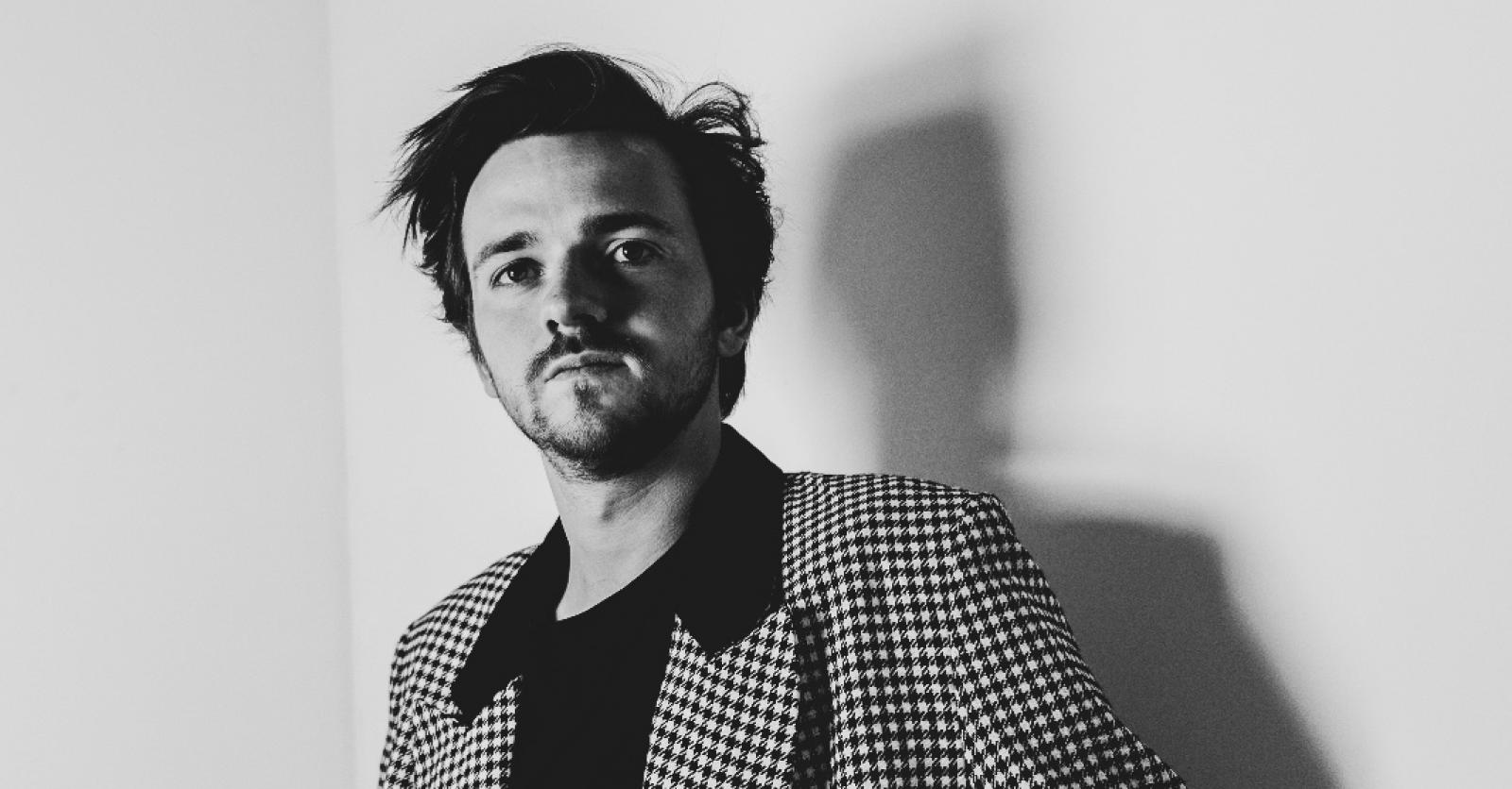 In première: Mergel stoomt ons klaar voor zwoele zomeravonden met ‘Ik ...