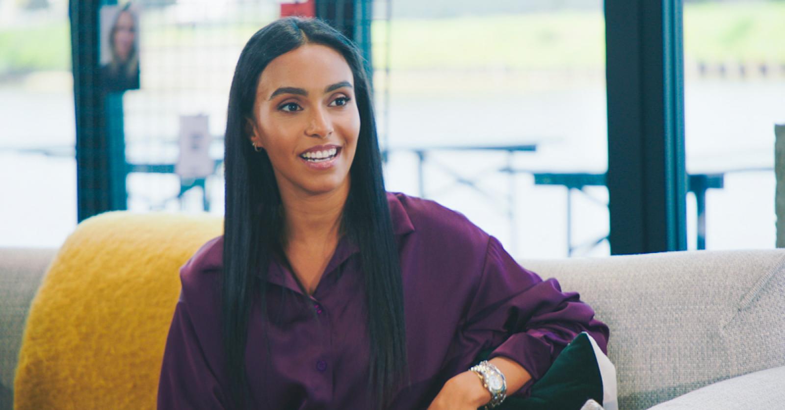 Nora Gharib (31) is verloofd | Bekijk hier de foto van haar ring